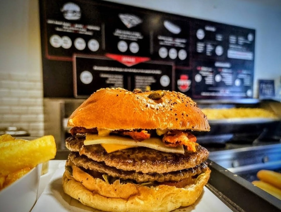 Snack/Friterie rénovée dans le centre estudiantin de Louvain la Neuve